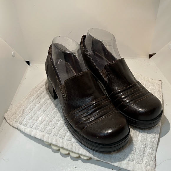 Mudd | Shoes | Mudd Vintage Brown Leather Slip On Stacked Heel Dress ...